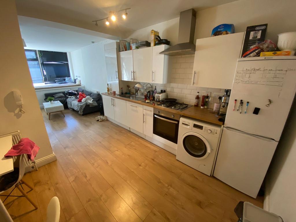 477 New Cross Road, London SE14 3 bed apartment - £2,730 pcm (£630 pw)
