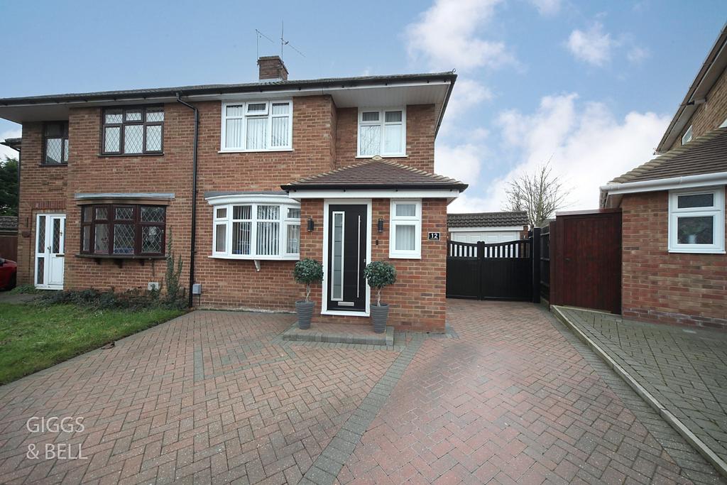 Collingtree, Luton, Bedfordshire, LU2 3 bed semi-detached house - £425,000