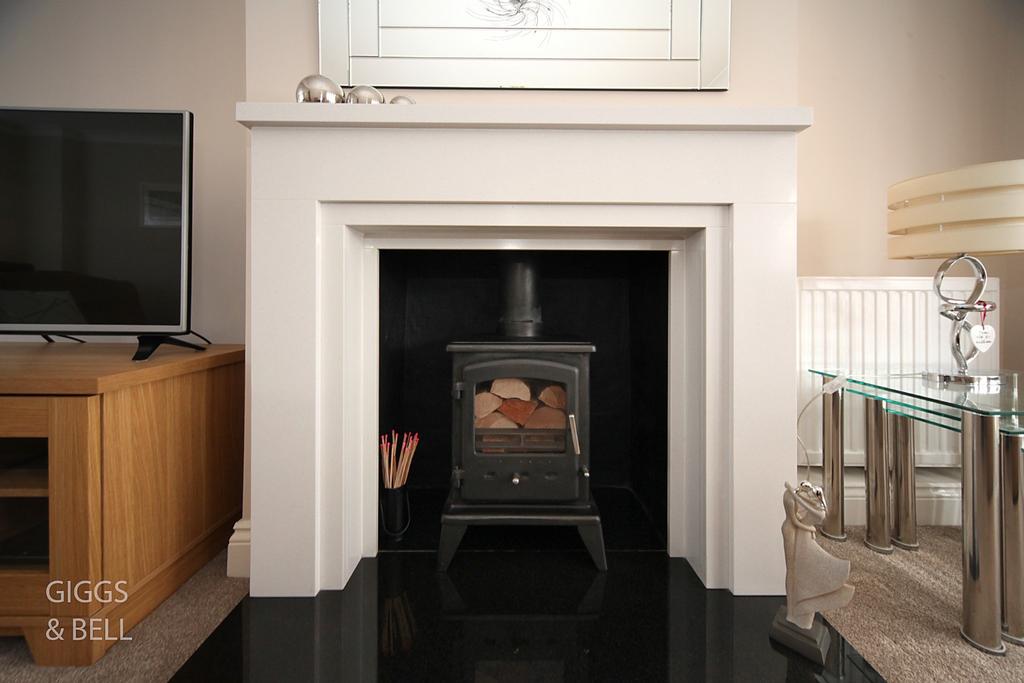 Collingtree, Luton, Bedfordshire, LU2 3 bed semi-detached house - £425,000