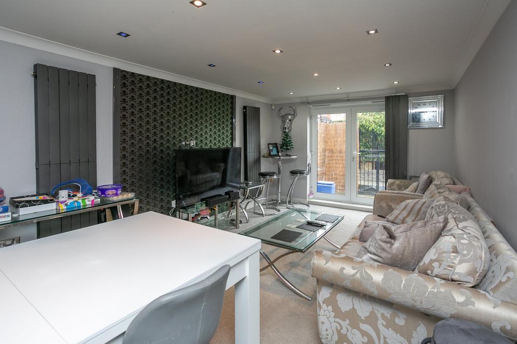 Wellsfield, Bushey, Hertfordshire, WD23 2 bed apartment - £350,000