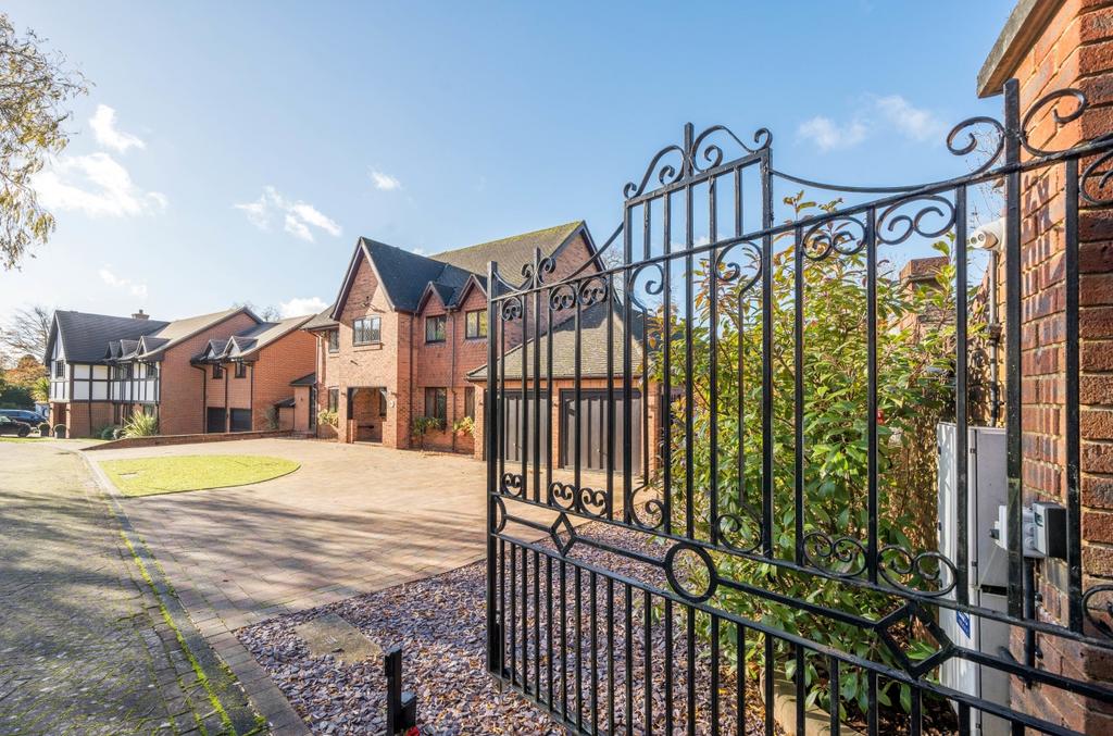 Cookham Dene Close, Chislehurst 5 bed detached house - £2,250,000