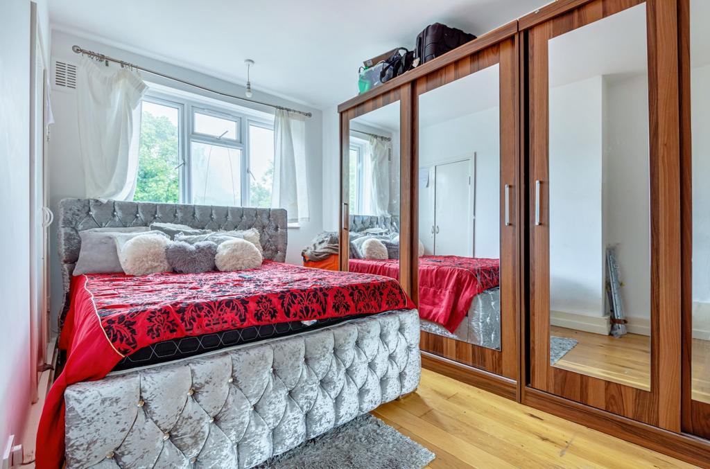 Mundania Road, Dulwich, London 2 bed apartment - £300,000
