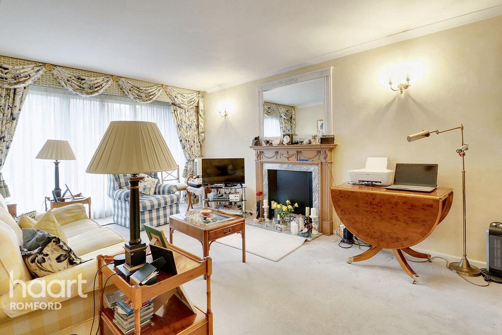 Narboro Court, Manor Road, Romford... 2 bed apartment - £280,000