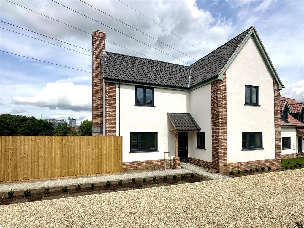 Stowmarket Road, Ipswich IP6 3 bed detached house for sale - £425,000