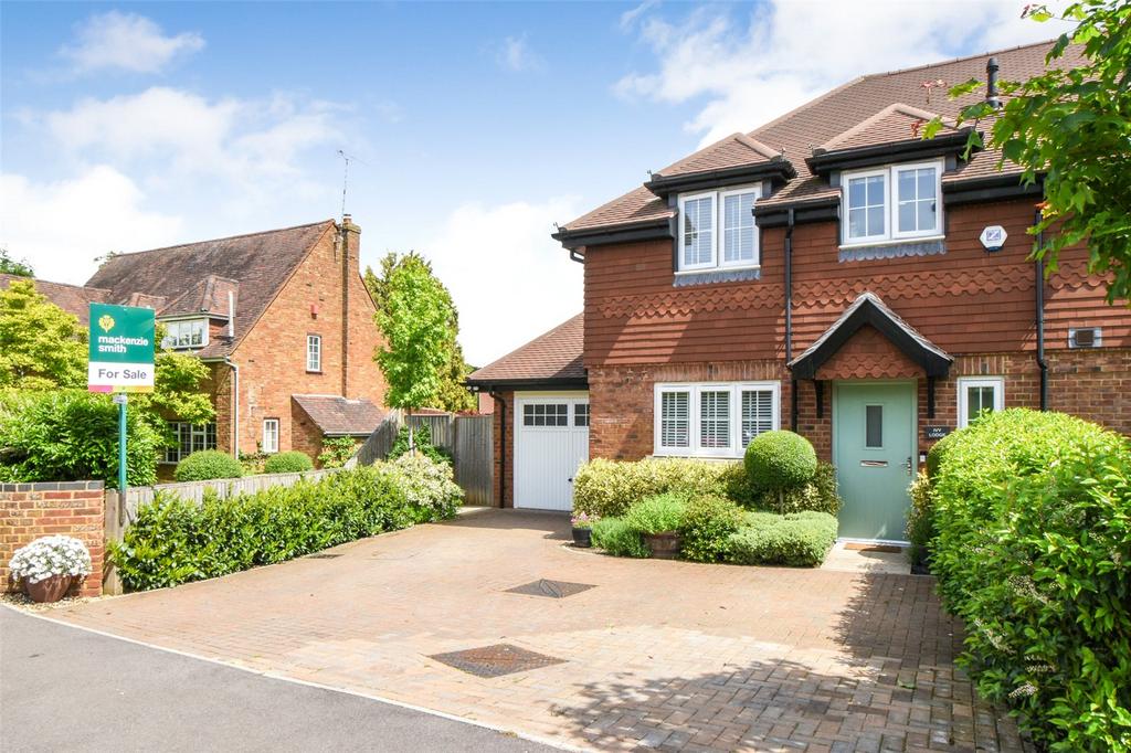 Elms Road, Hampshire RG27 3 bed semi-detached house - £530,000
