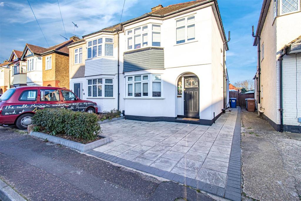 Heathview Road, Grays RM16 3 bed semi-detached house - £400,000