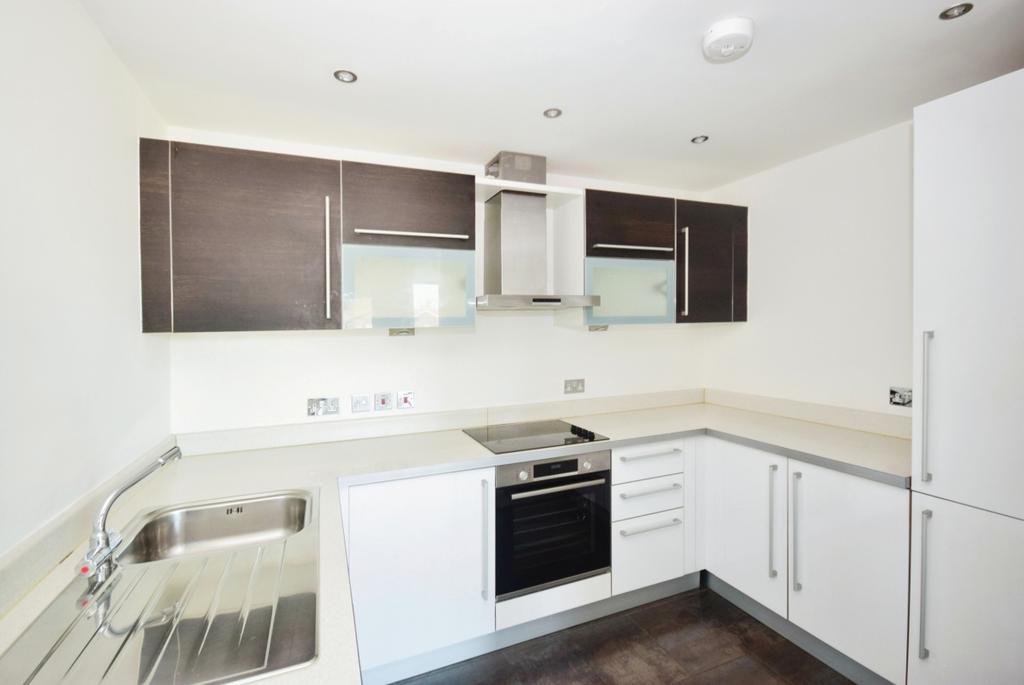 Eaton Road Sutton SM2 2 bed apartment - £1,750 pcm (£404 pw)
