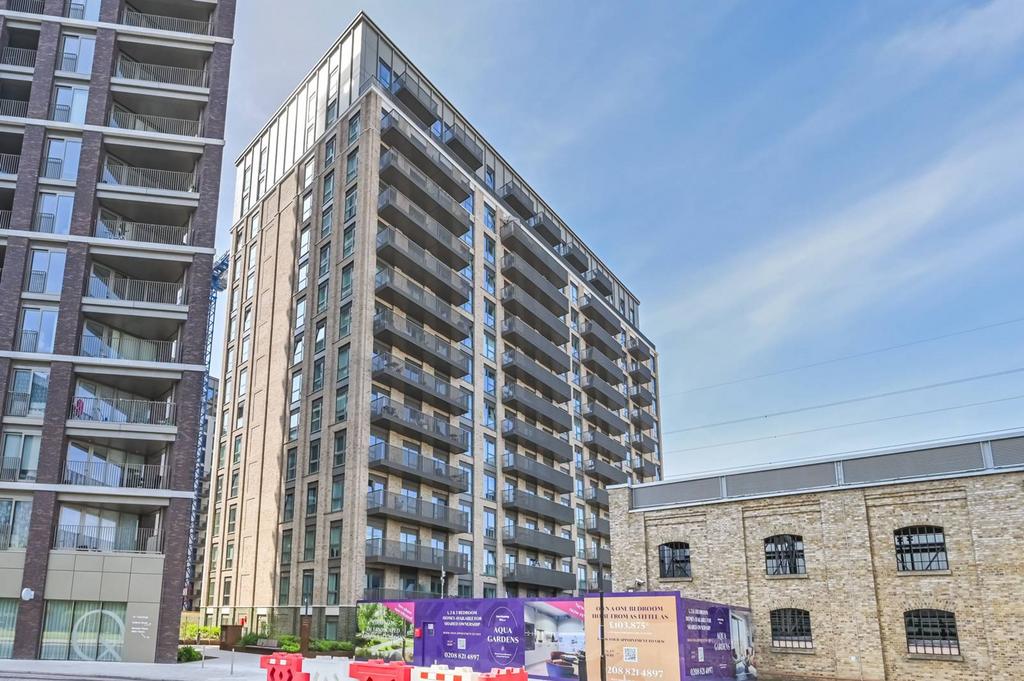 Queens Cross, Royal Docks E16 Studio - £418,000