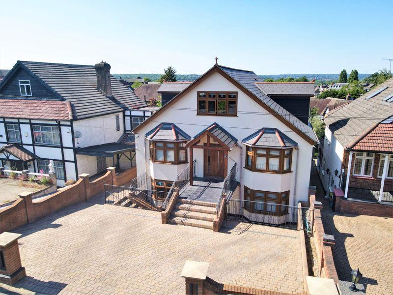 Manor Road, Chigwell IG7 7 bed detached house - £1,675,000