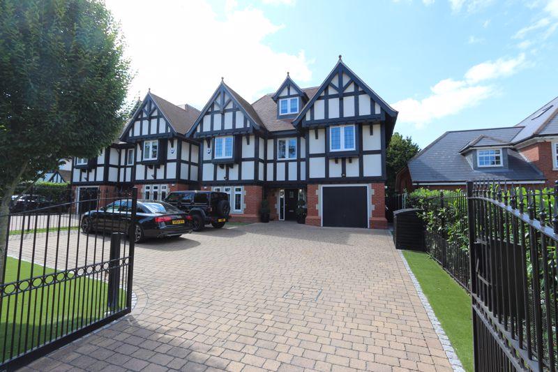 Forest Lane, Chigwell IG7 5 bed detached house for sale - £2,799,995