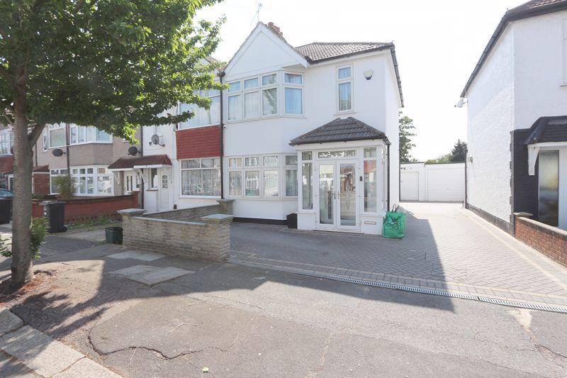 Saltash Road, Ilford IG6 3 bed terraced house for sale - £550,000