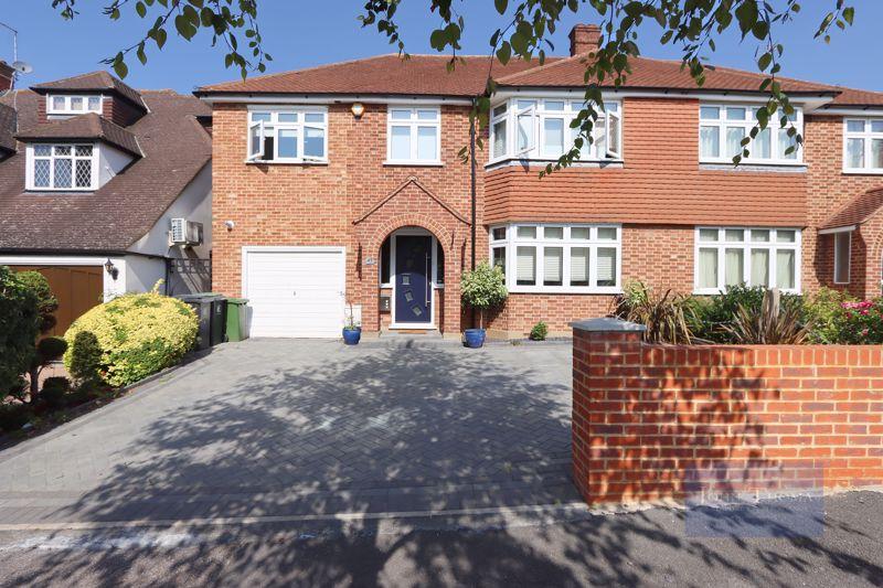 Chigwell Park Drive, Chigwell IG7 4 bed semi-detached house - £899,995