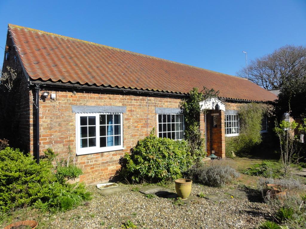 Sandholme Road, Gilberdyke,HU15 2XH 2 bed detached bungalow - £435,000