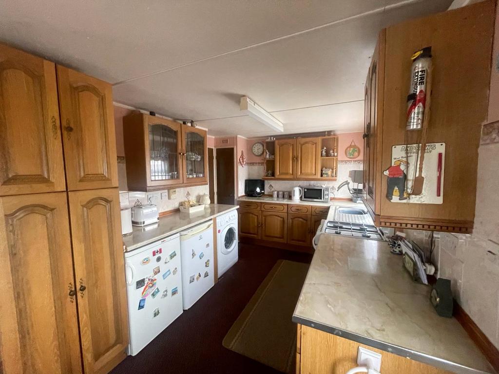 Main Road, Tower Park, Hullbridge, Essex, SS5 2 bed park home for sale ...
