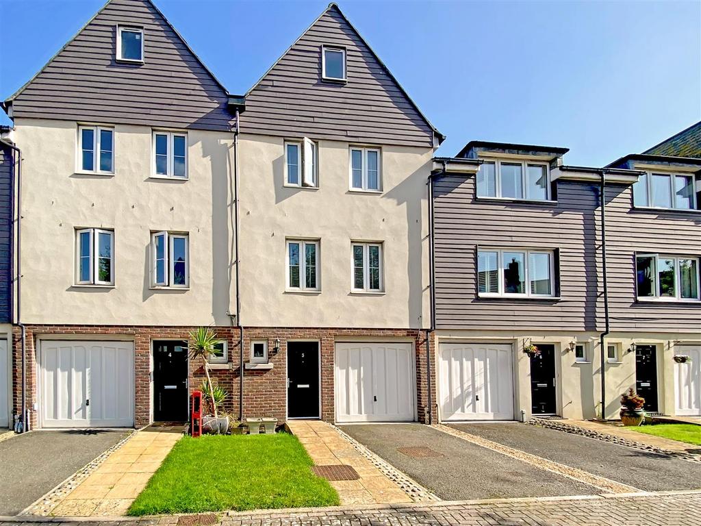 Pier Road, Littlehampton BN17 3 bed townhouse - £400,000
