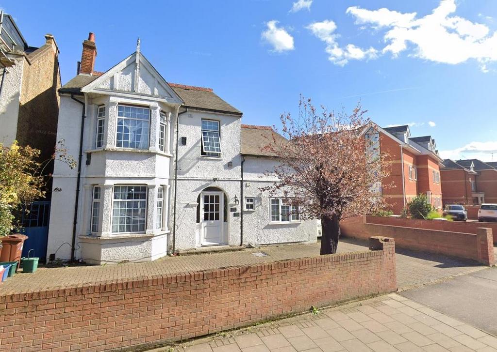 Lampton Road 2 bed maisonette - £1,895 pcm (£437 pw)