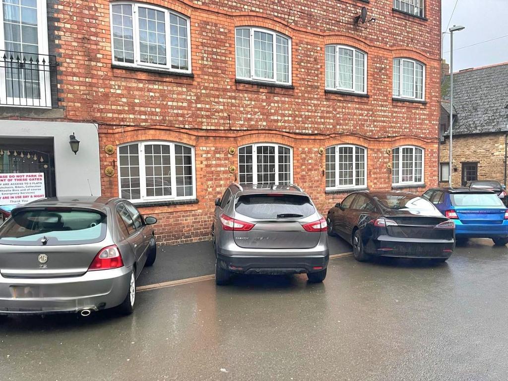 Harcourt Square, Earls Barton... 2 bed apartment - £185,000