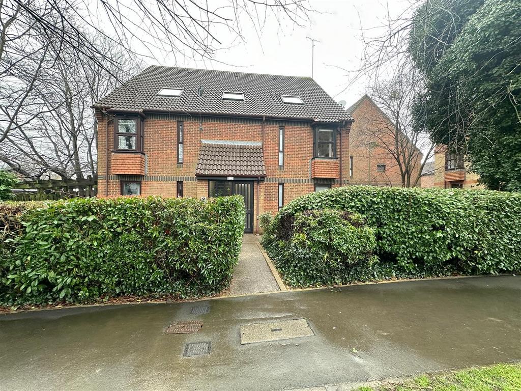Alexander Close, Barnet Studio - £160,000