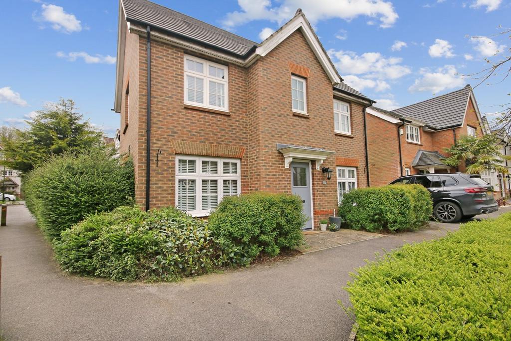 Field Drive, Crawley Down, Crawley, RH10 4 bed detached house - £550,000