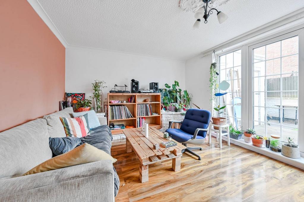 Bow Common Lane, Bow, London, E3 3 bed maisonette for sale - £475,000