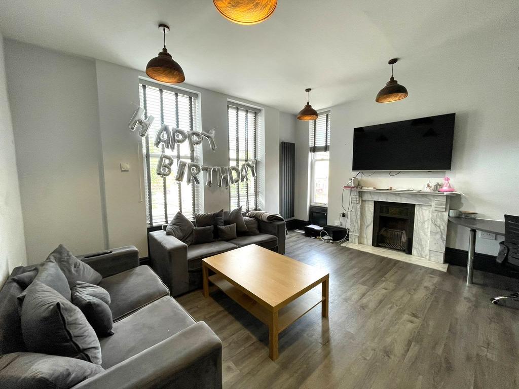 Jesmond, Tyne and Wear NE2 5 bed flat - £3,250 pcm (£750 pw)