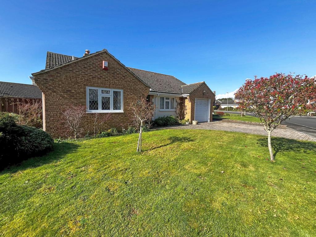 Ellingham Road, Barton on Sea, New... 3 bed detached bungalow - £570,000