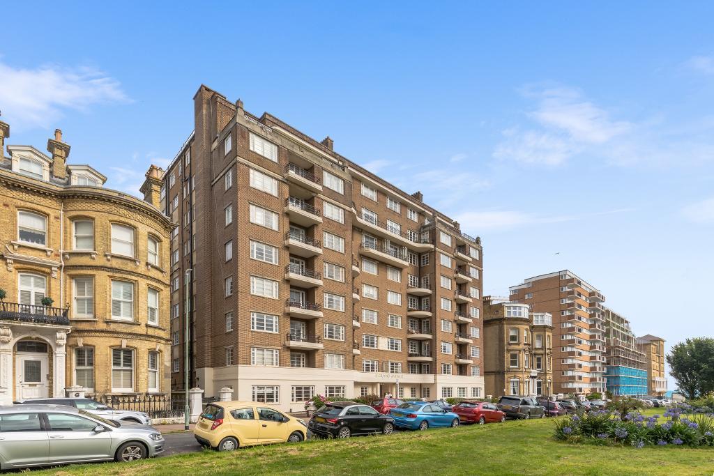 Grand Avenue, Hove, East Sussex, BN3 2LE 1 bed apartment - £375,000
