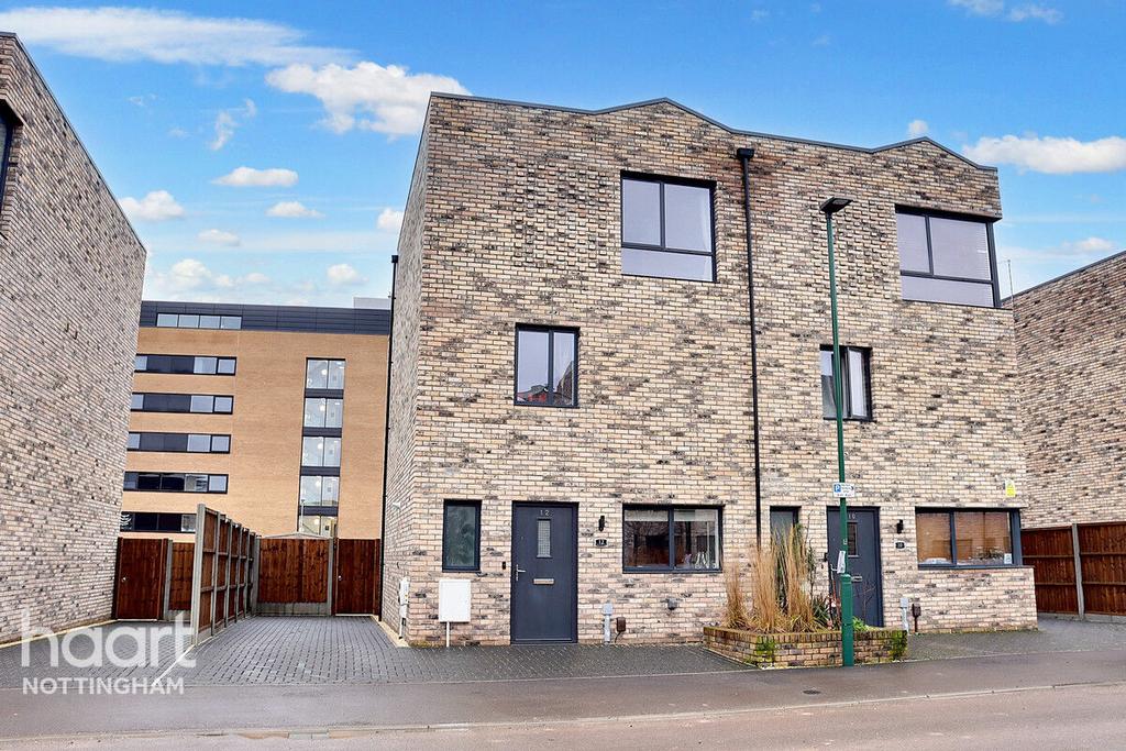 Waterside Way, Nottingham 4 bed semi-detached house - £360,000