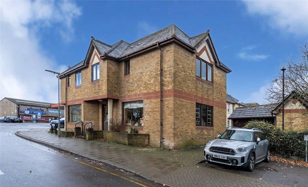 High Street, Egham, Surrey, TW20 1 bed apartment - £240,000