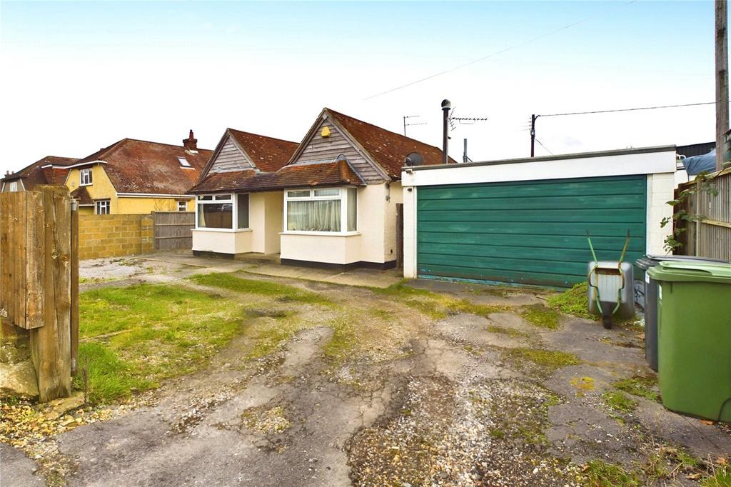 Bath Road, Padworth, Reading... 5 bed bungalow - £375,000