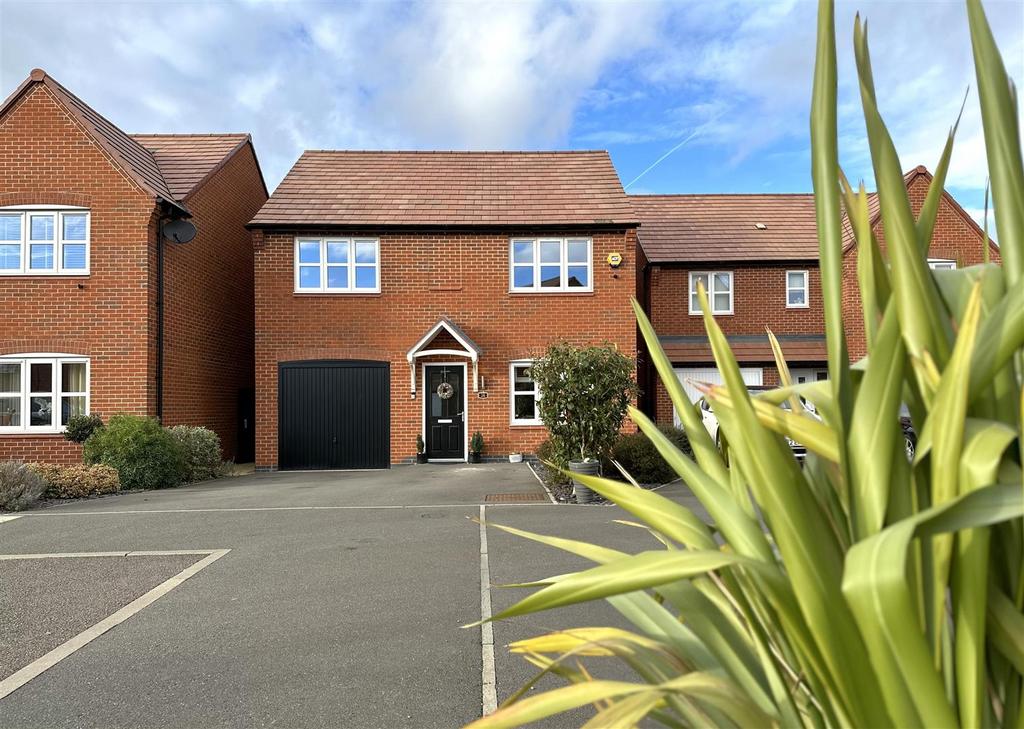 Charters Drive, Middlebeck, Newark 4 bed detached house - £295,000