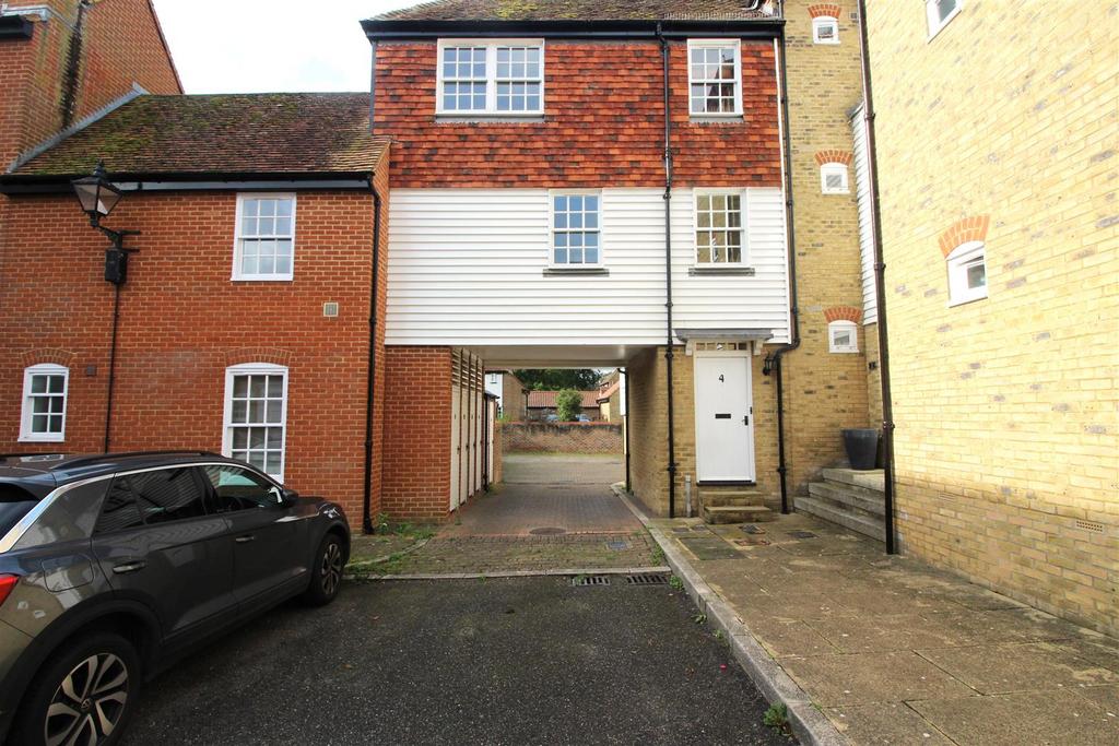 Stour Court, Sandwich 2 bed terraced house - £1,200 pcm (£277 pw)
