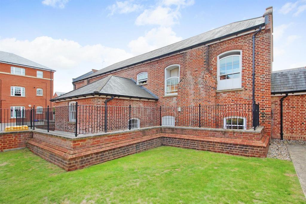 George Roche Road, Canterbury 2 bed ground floor flat - £1,150 pcm (£ ...