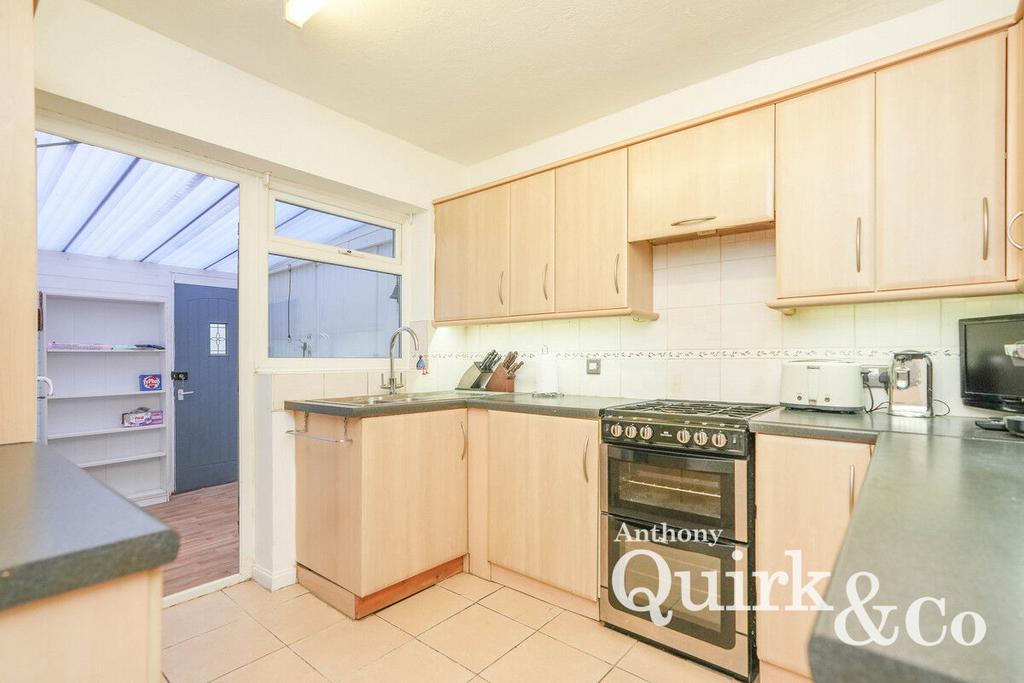 Cedar Road, Thundersley, SS7 2 bed bungalow - £325,000