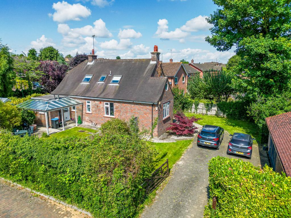 Minall Close, Tring HP23 4 bed detached house - £880,000