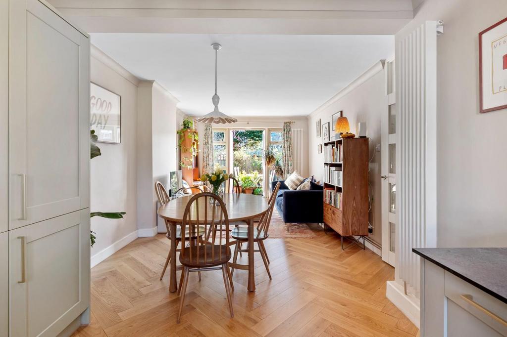 Queen Elizabeths Walk, London, N16 2 bed flat - £550,000