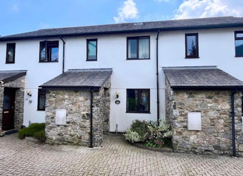 Hoskings Court, Buckfastleigh TQ11 3 bed terraced house for sale - £230,000