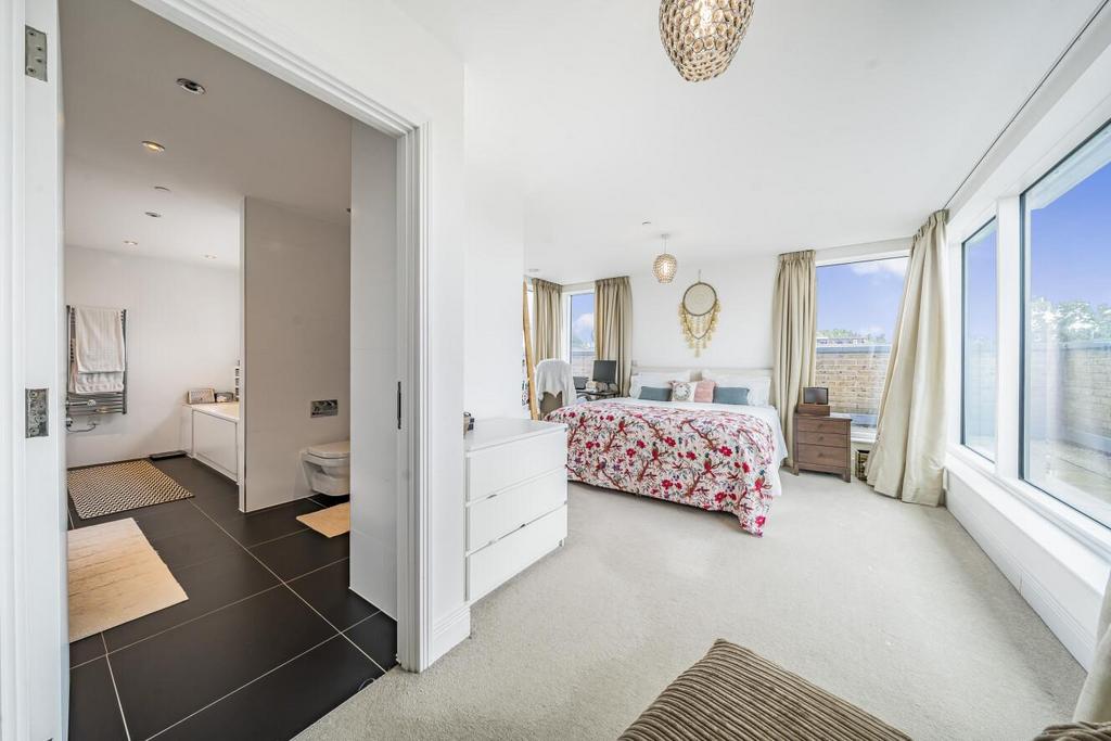 Roehampton Lane, Putney 2 bed penthouse - £825,000