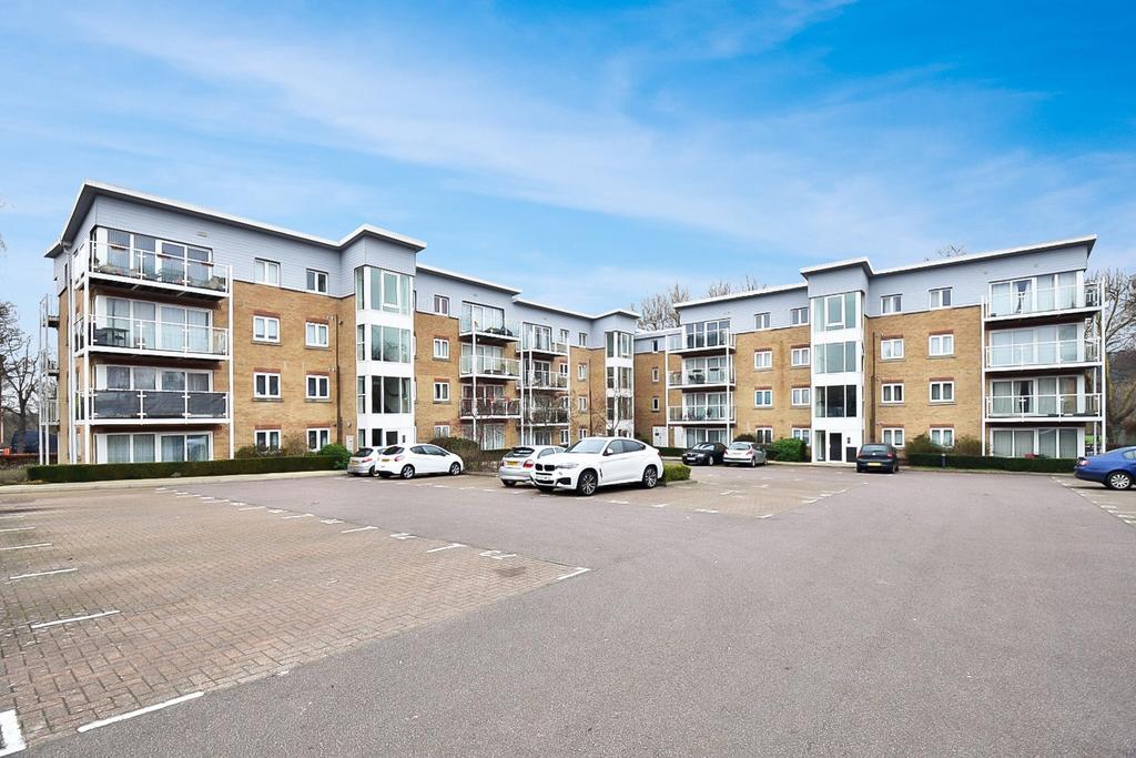 Primrose Close, Luton, Bedfordshire... 2 bed apartment - £200,000