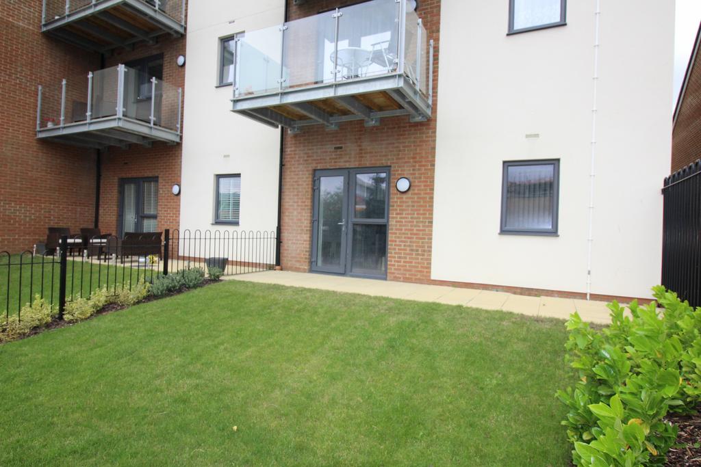 Manor Way, Borehamwood WD6 1 bed flat for sale - £260,000