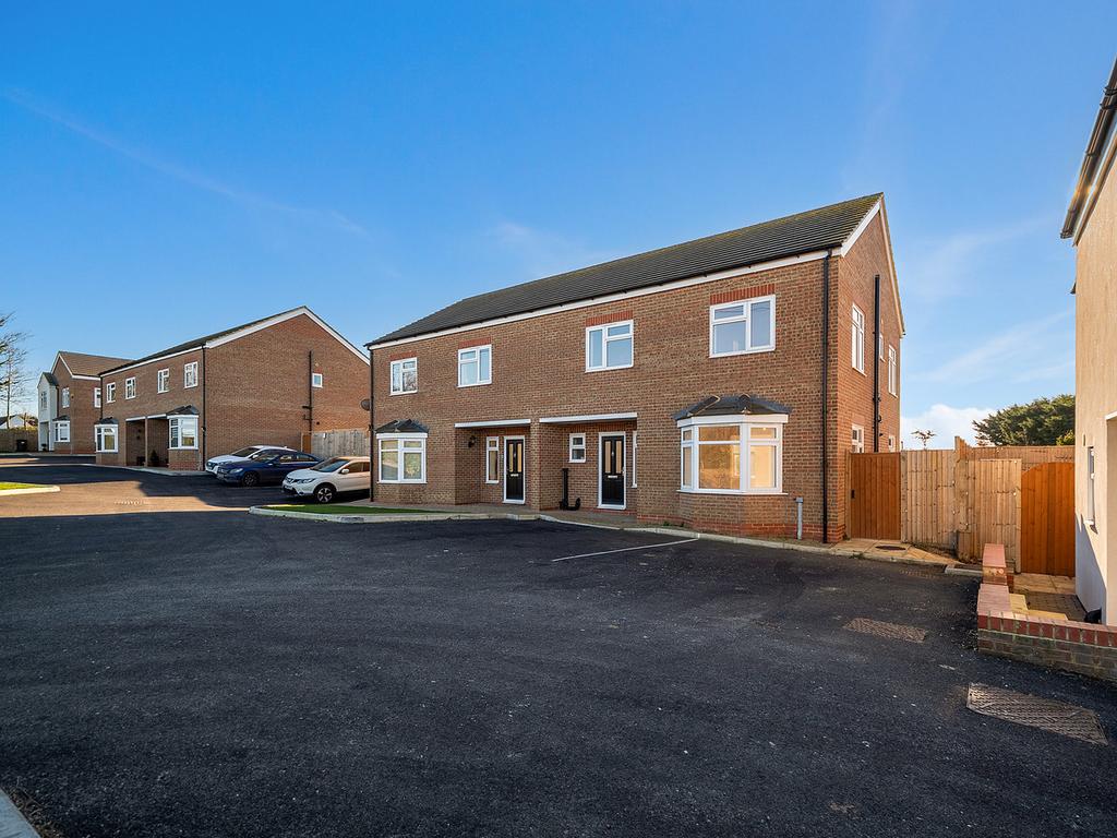 Alexander Close, Minster-on-Sea, ME12 5 bed semi-detached house - £370,000