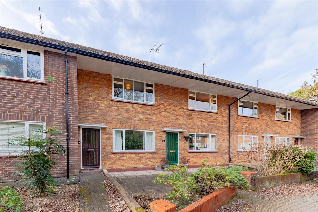 Caenwood Close, Weybridge KT13 2 bed maisonette - £325,000
