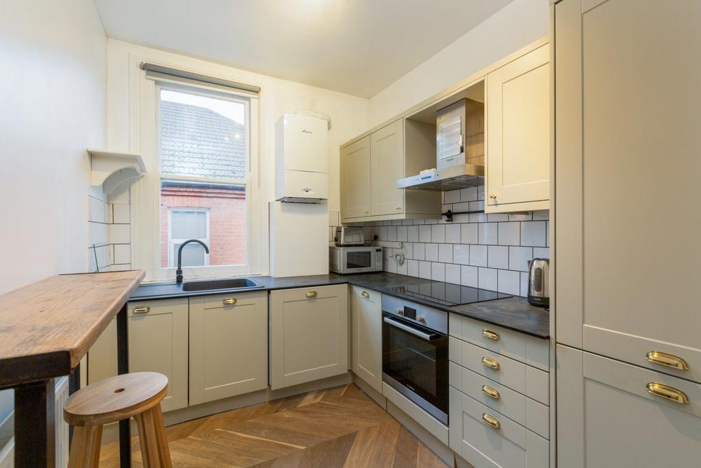 London Road, Sevenoaks TN13 1DJ 2 bed apartment - £1,800 pcm (£415 pw)