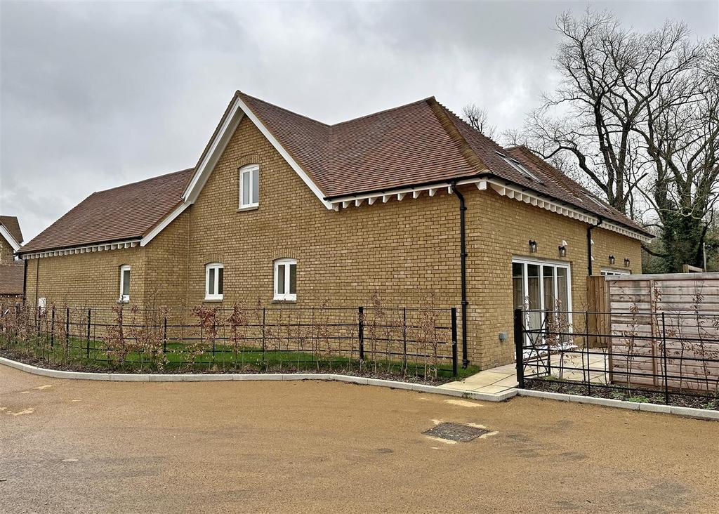 Oakley Gardens, Merstham 4 bed semi-detached house - £750,000