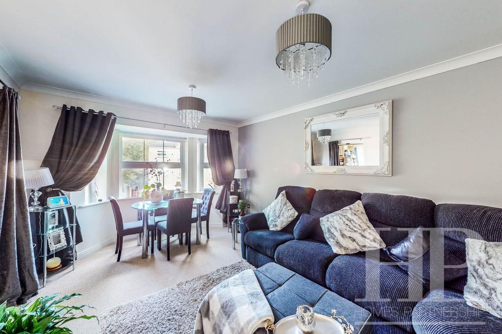 Lucas Close, Crawley RH10 2 bed apartment - £240,000
