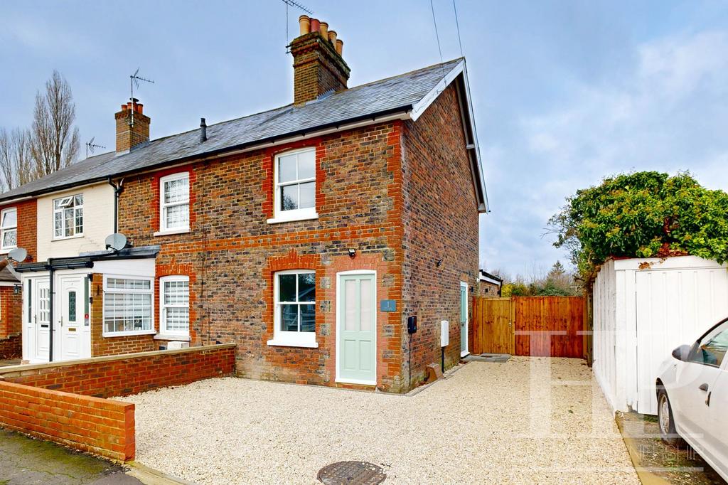 Mill Lane, Crawley RH11 3 bed end of terrace house - £500,000