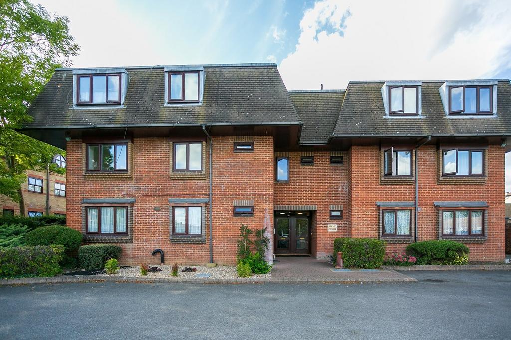 Dean Court, North Orbital Road... 1 bed apartment - £1,100 pcm (£254 pw)