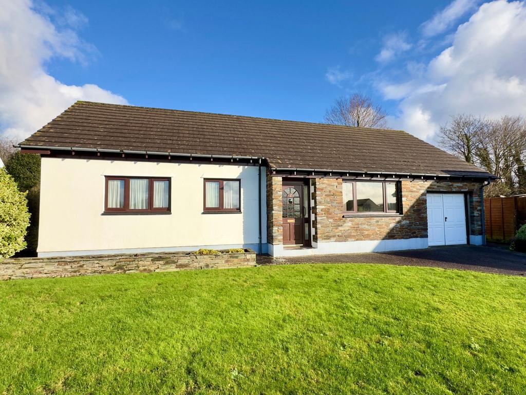 St. Matthews Hill, Wadebridge, PL27 3 bed detached bungalow - £425,000