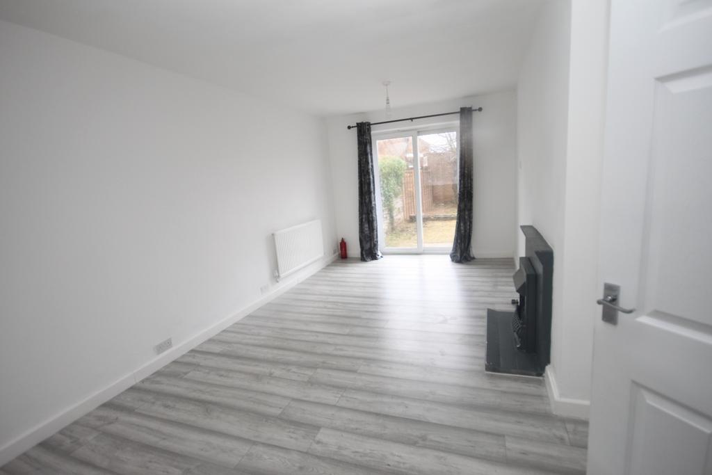 Runfold Avenue, Luton, LU3 3 bed semi-detached house - £1,500 pcm (£346 pw)
