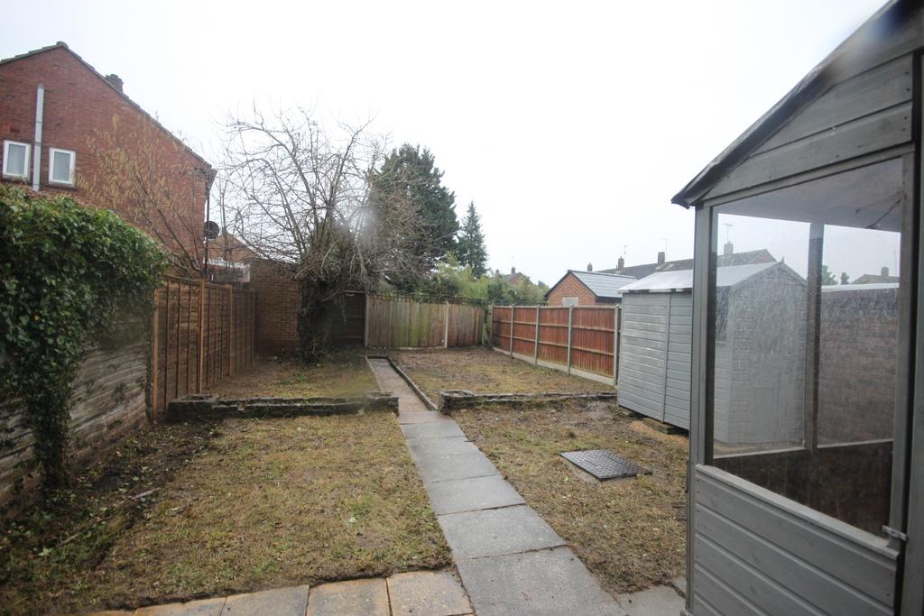 Runfold Avenue, Luton, LU3 3 bed semi-detached house - £1,500 pcm (£346 pw)